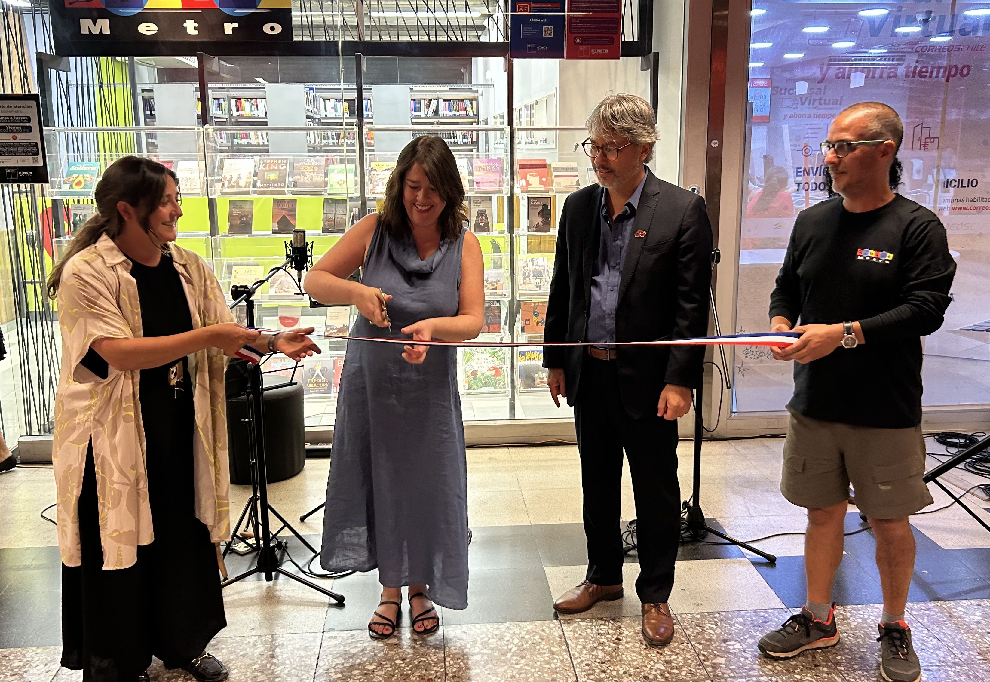 Bibliometro inaugura un nuevo módulo en la estación Universidad de Chile | Sistema Nacional de ...